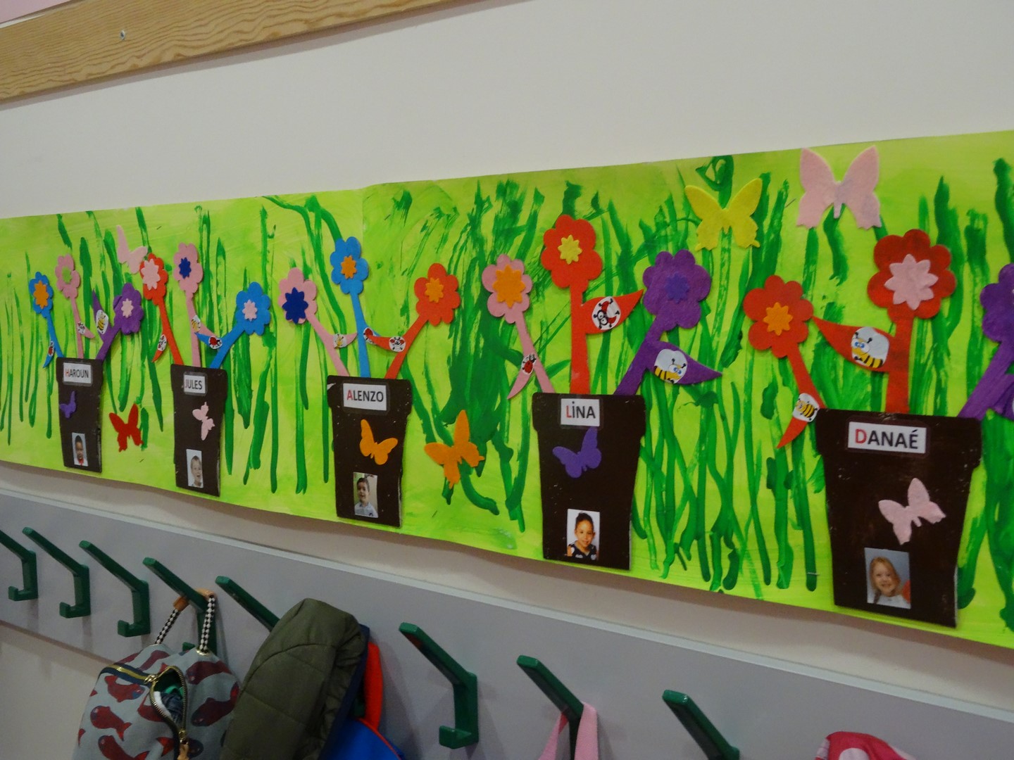 Nos portemanteaux - école Maternelle Victor Hugo de Colombes