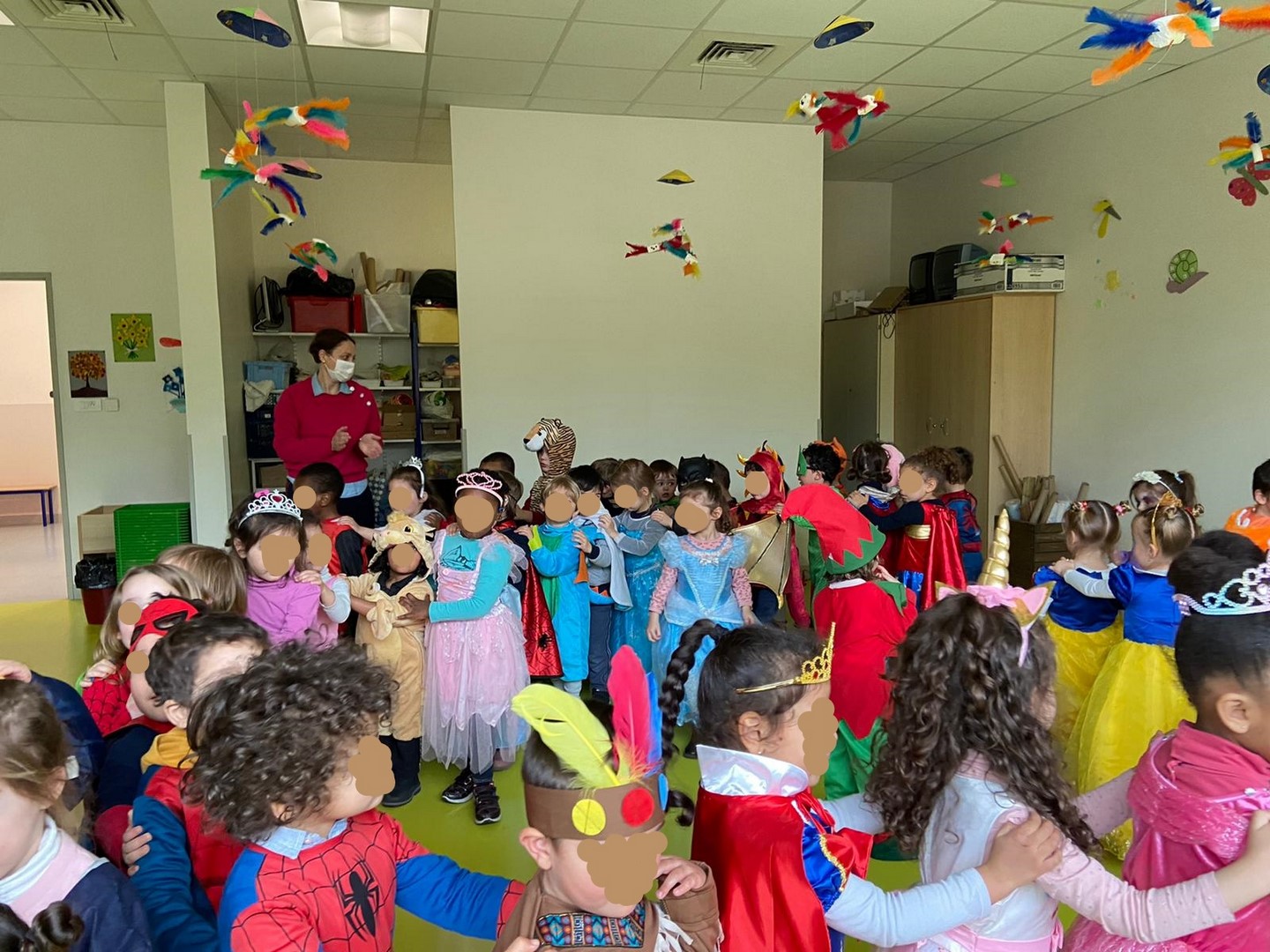 Le carnaval des PS et des - 3 ans - école Maternelle Victor Hugo de ...