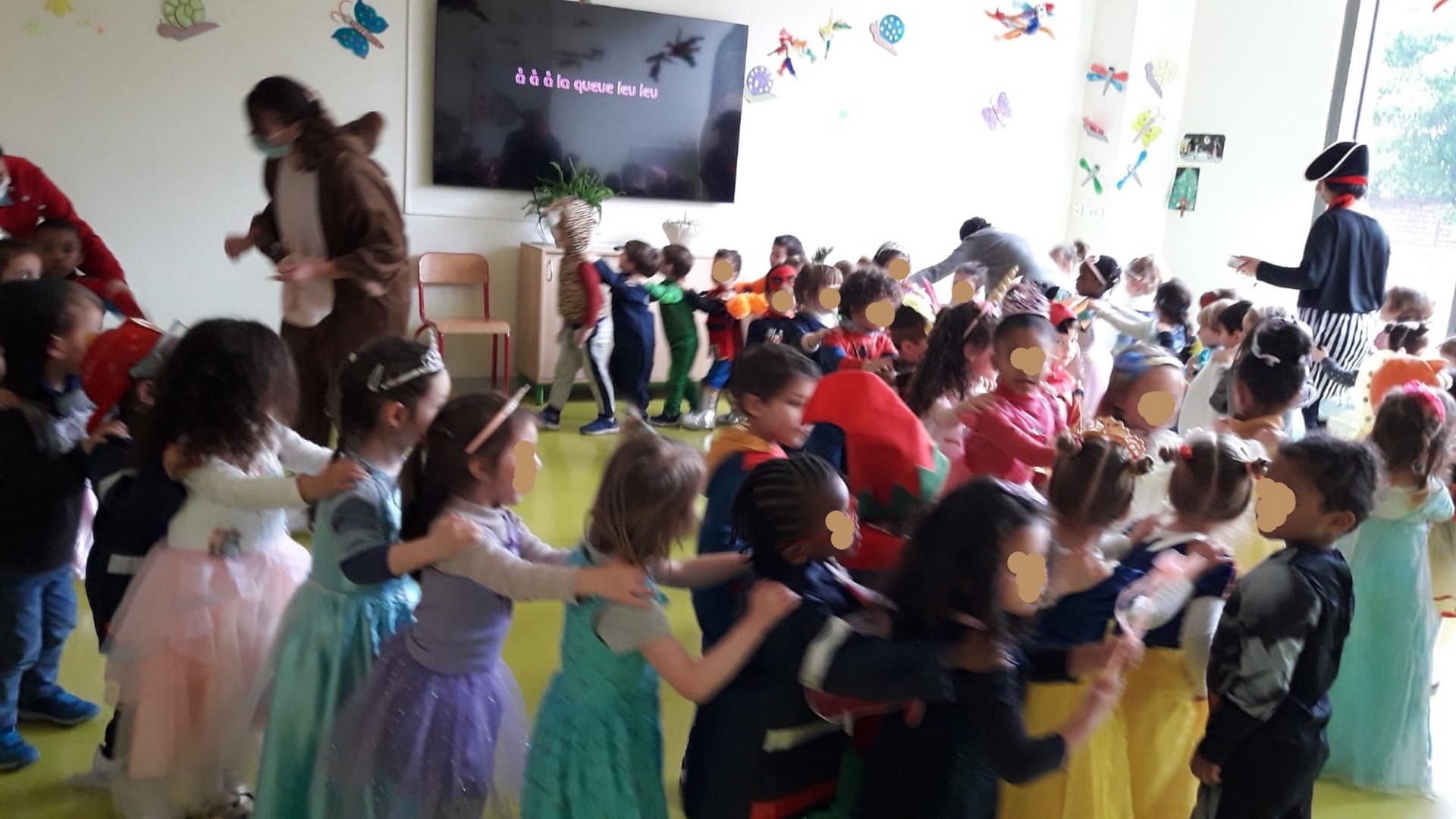 Le carnaval des PS et des - 3 ans - école Maternelle Victor Hugo de ...