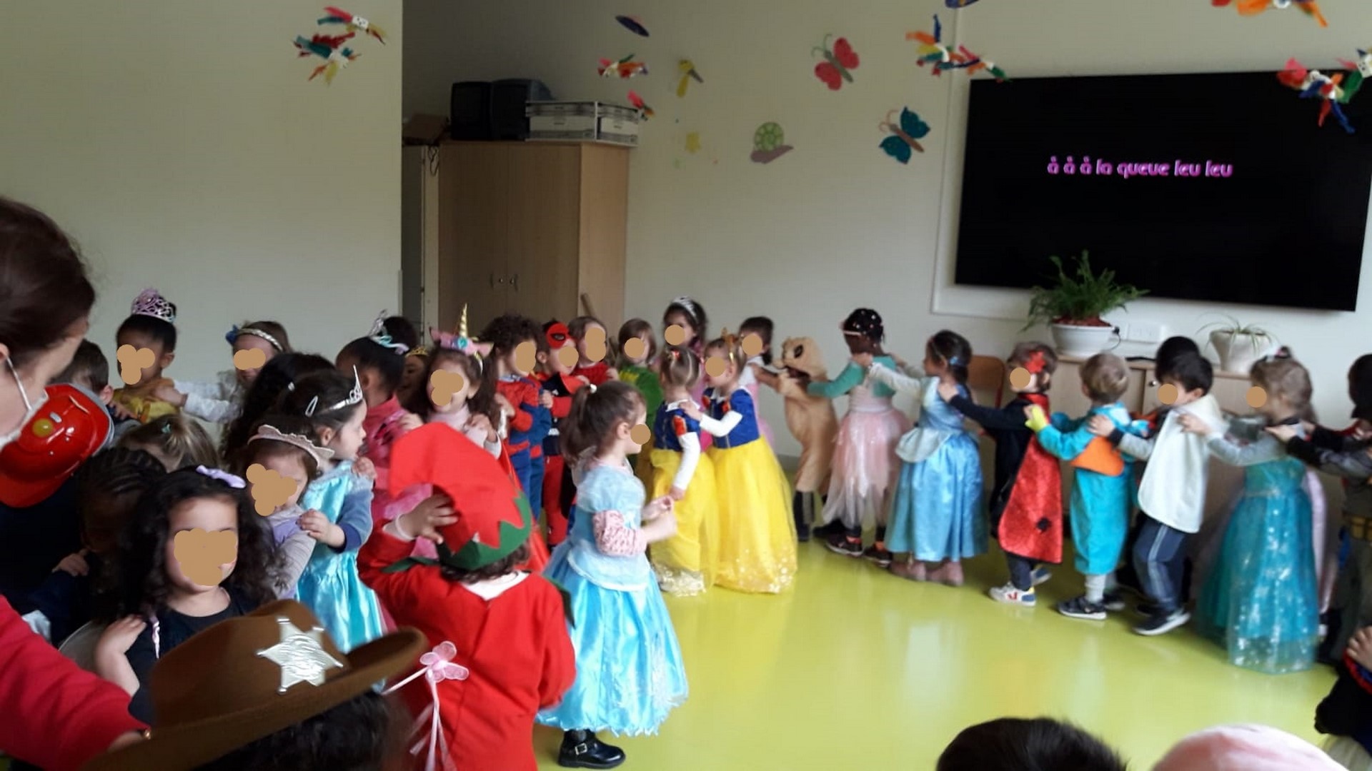 Le carnaval des PS et des - 3 ans - école Maternelle Victor Hugo de ...